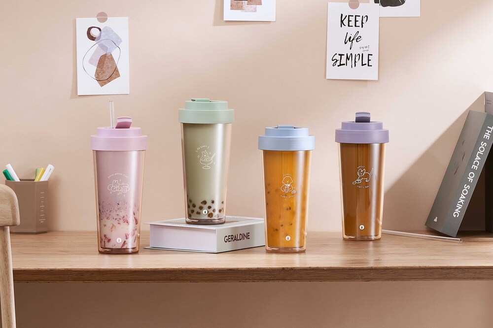 【Oolab】( 春夏女神特惠組 )ECOZEN透明雙層隨行杯(4款任選一)+杯底防刮保護套(顏色隨機出貨)+夏日防潑水保冷隨行杯提袋-三眼怪+26cm細吸管*1、26cm粗吸管*1 | 熱銷 ...